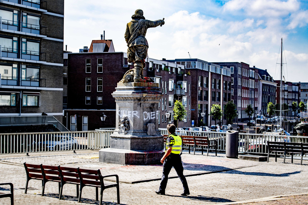Standbeelden en instituten in Rotterdam en Amsterdam beklad door ...