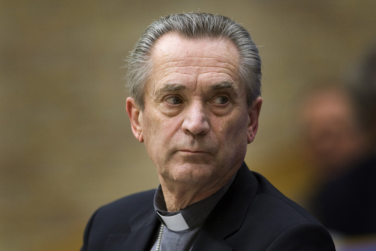 Van Luyn geeft priester aan om misbruik | De Volkskrant