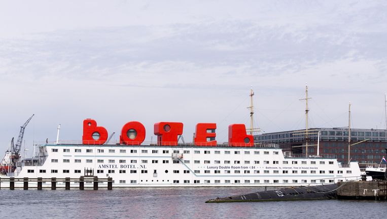 Het kan: slapen of skaten in letters van het Botel | Het Parool