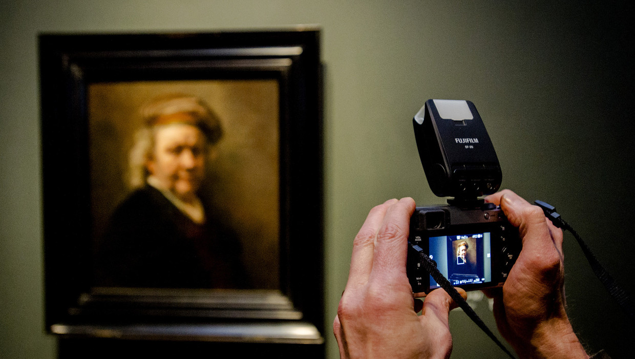 'Rare mensen met hun smartphones missen de schoonheid van Rembrandt ...