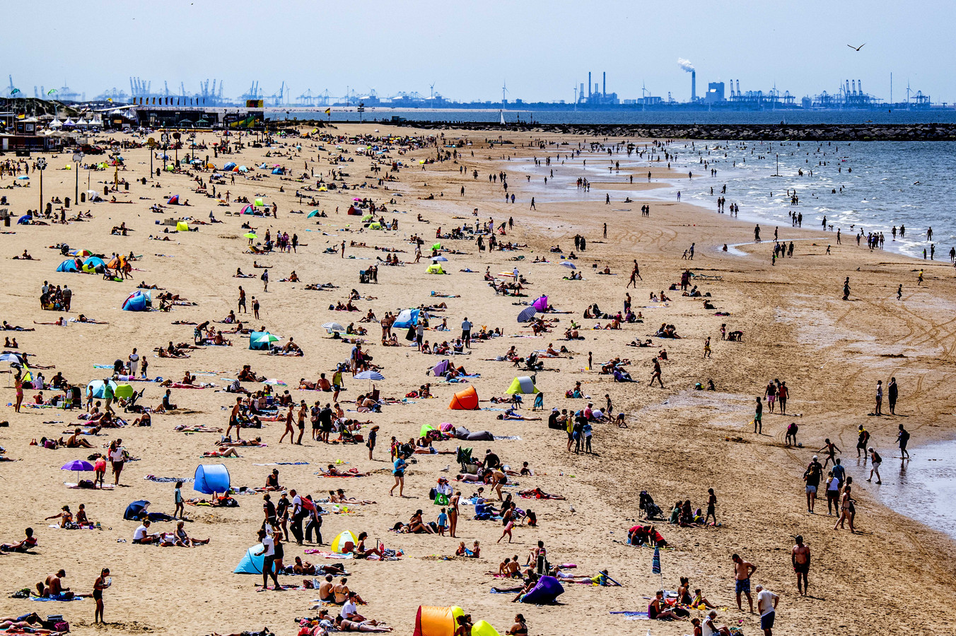 Groep de Mos wil meer douches op strand Scheveningen | Foto | AD.nl