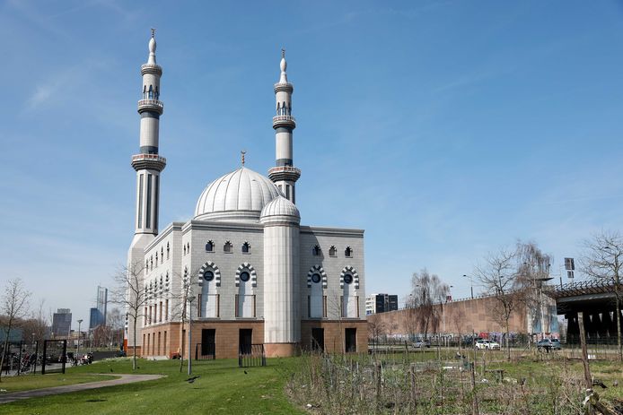 Honderden moskeegangers kiezen bestuur voor grootste moskee Nederland ...